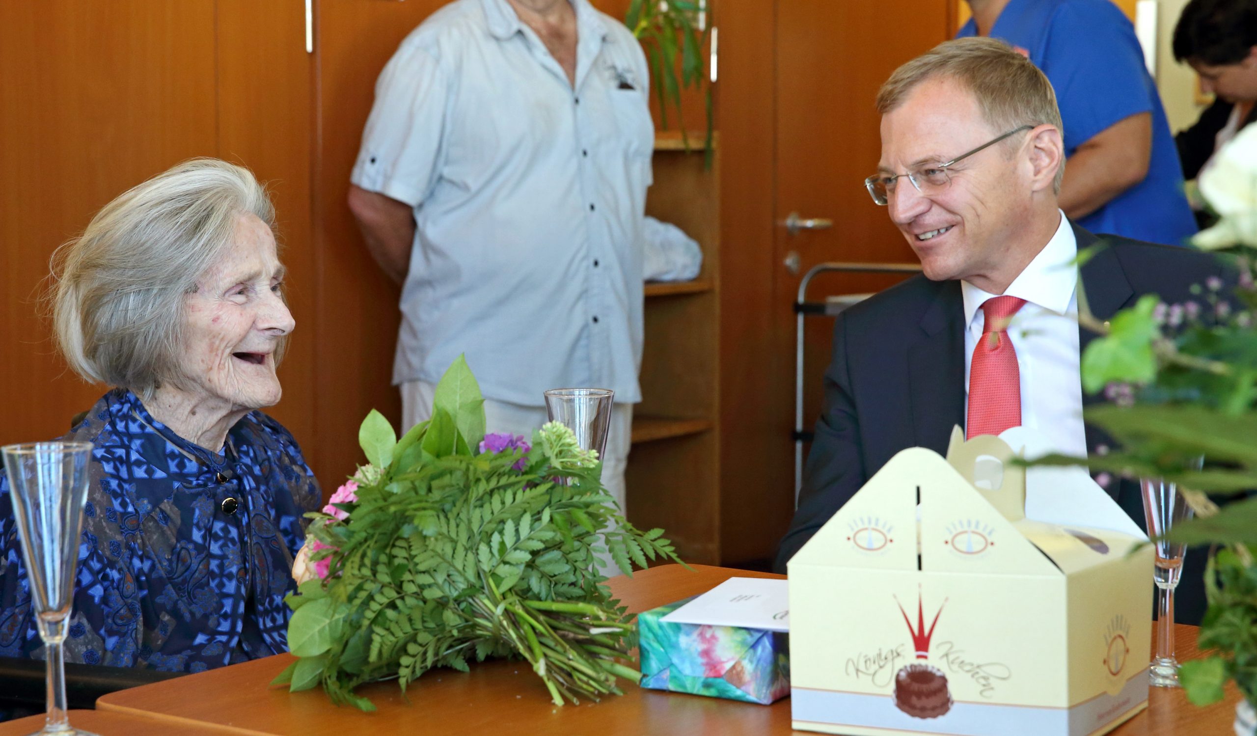 LH Stelzer gratuliert Hermine Haas zum 100. Geburtstag ... LH Stelzer gratuliert Hermine Haas zum 100. Geburtstag ...